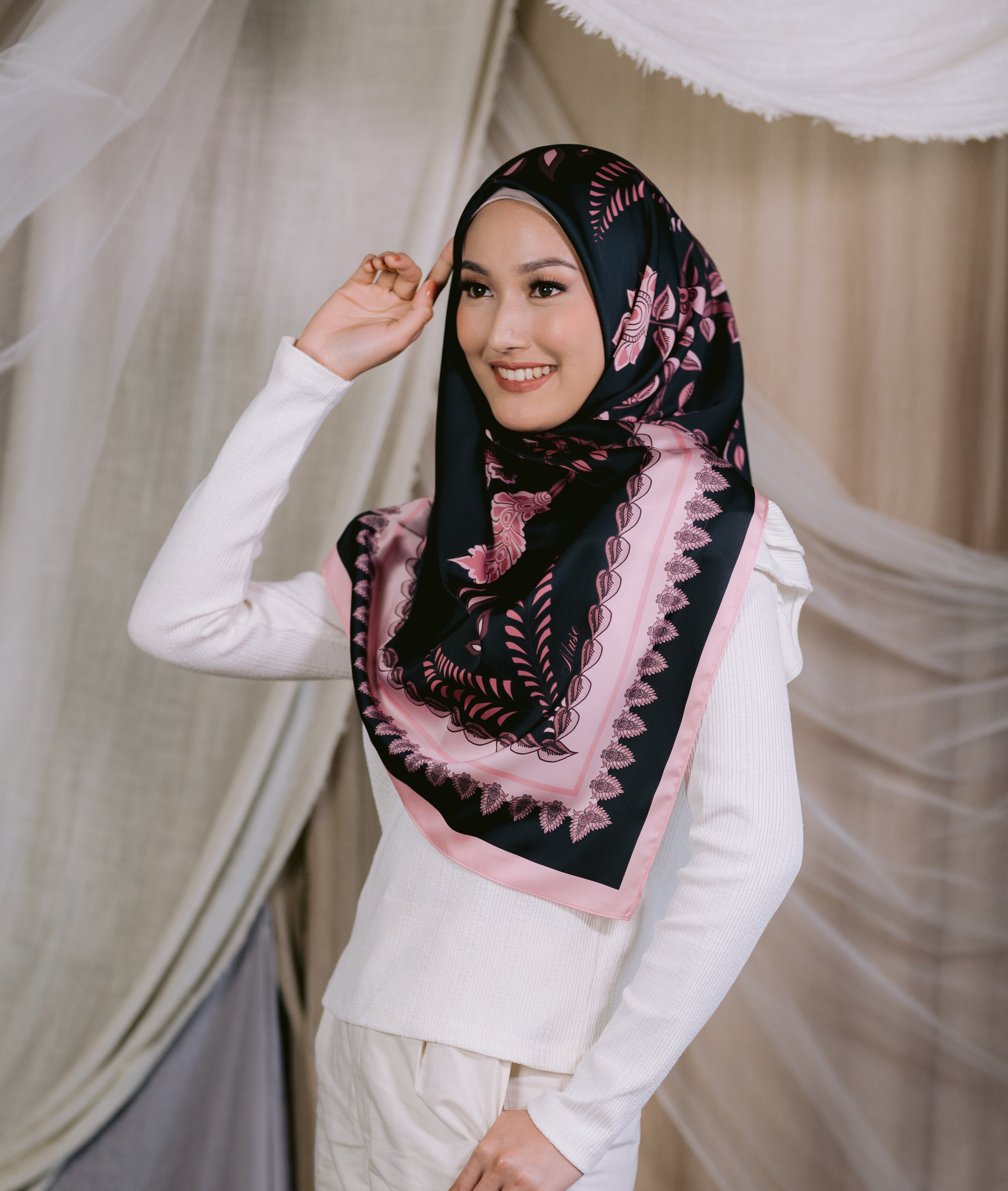 Indira Square in Black Pink – Muse by Sem Studio